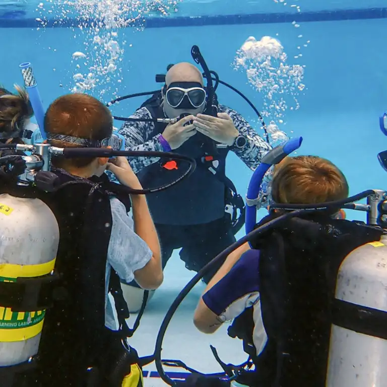 Scuba Diving for Kids Padi Bubble Maker Class - DubaiThingsToDo